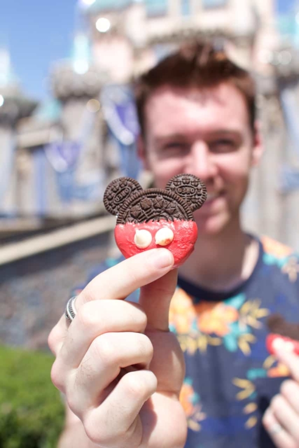 Mickey and Minnie Oreos - Pretty Little Bakers